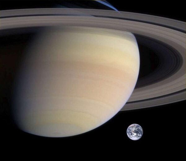 Who Invented A Telescope That Can See Saturn?
